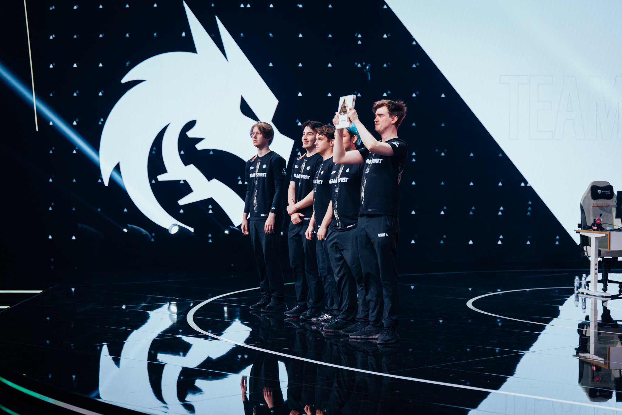 Team Spirit vinner över Team Falcons för att lyfta Esports World Cup-pokalen Dota 2