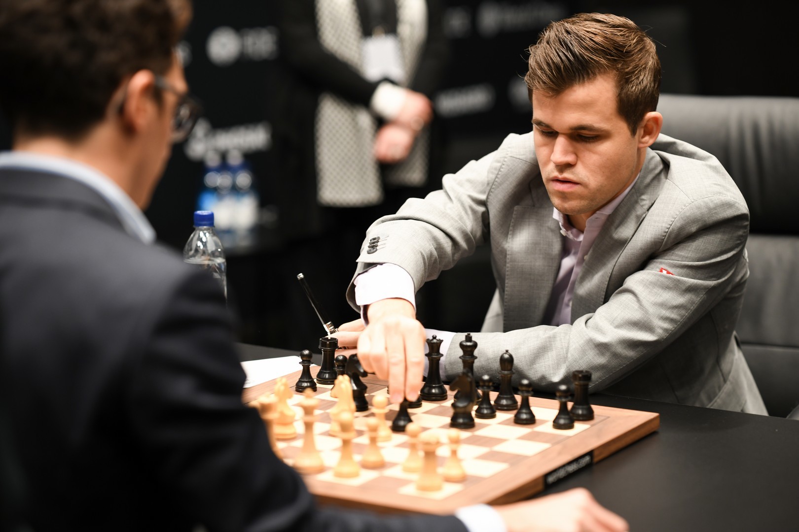 Inte ens 143 000 människor som tänker tillsammans kan slå Magnus Carlsen i schack - - Gamereactor