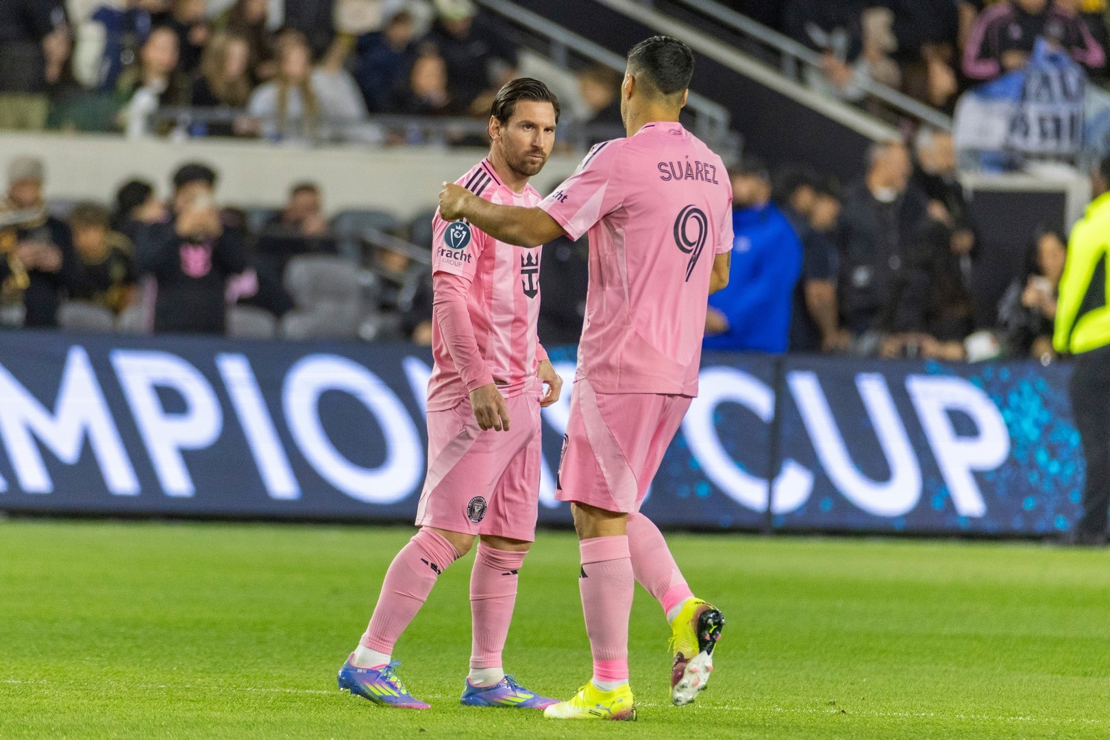 Luis Suárez ser ut att spotta på rivaliserande tränare i Inter Miamis 3 ...