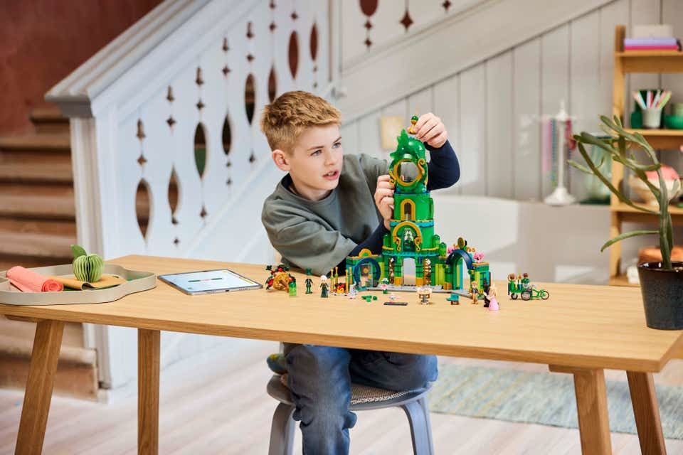 Lego avslöjar sina Wicked uppsättningar