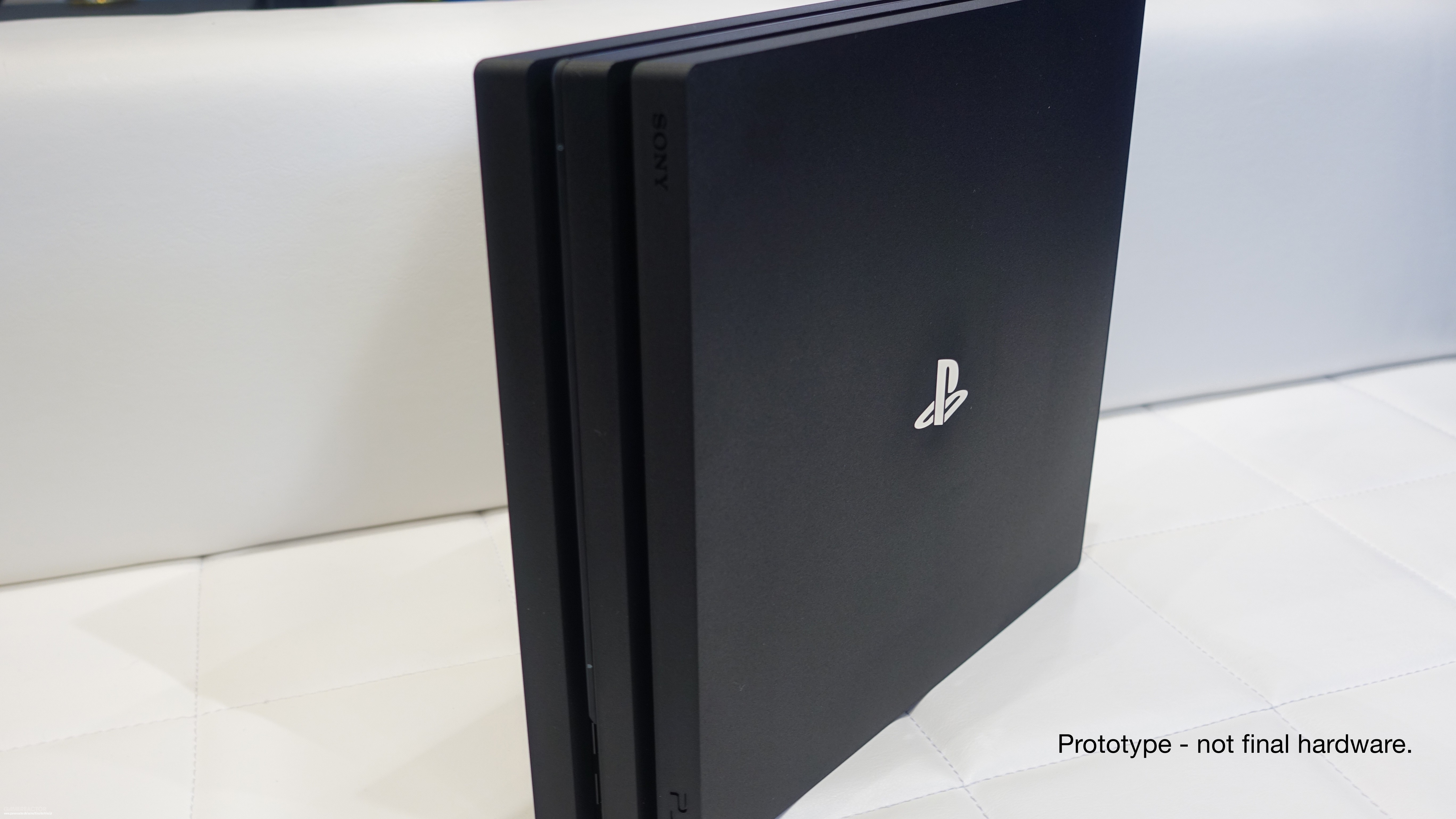 Första bilderna på en PS4 Pro ute i det vilda (på en soffa) - - Gamereactor
