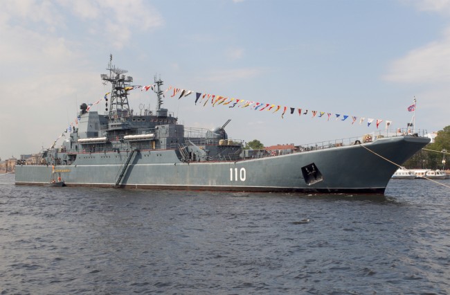 Drönare som stör danska flygplatser kan ha avfyrats från fartyg... Här är ett ryskt krigsfartyg ...