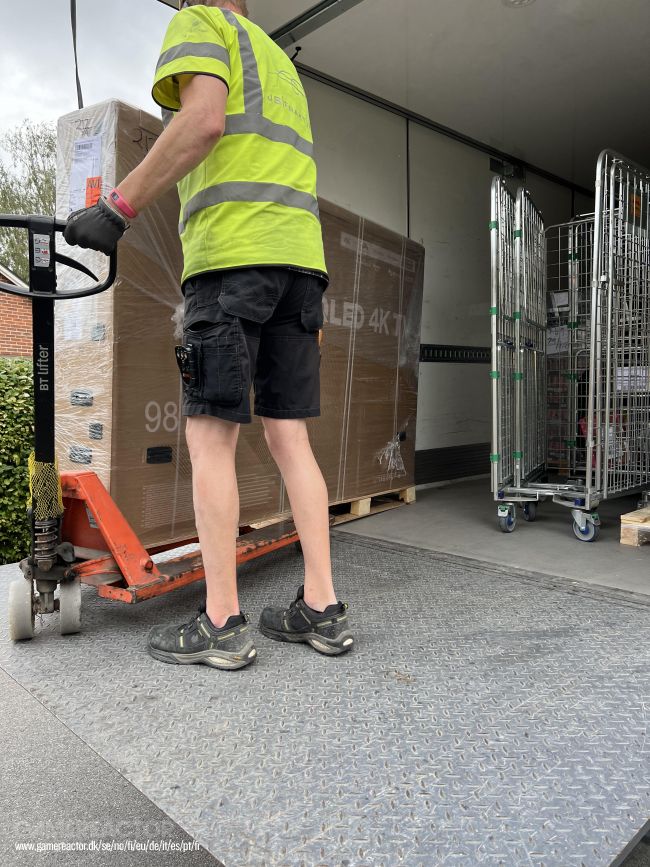 Vi packar upp monster-TV:n TCL 98" 4K Qled - - Gamereactor