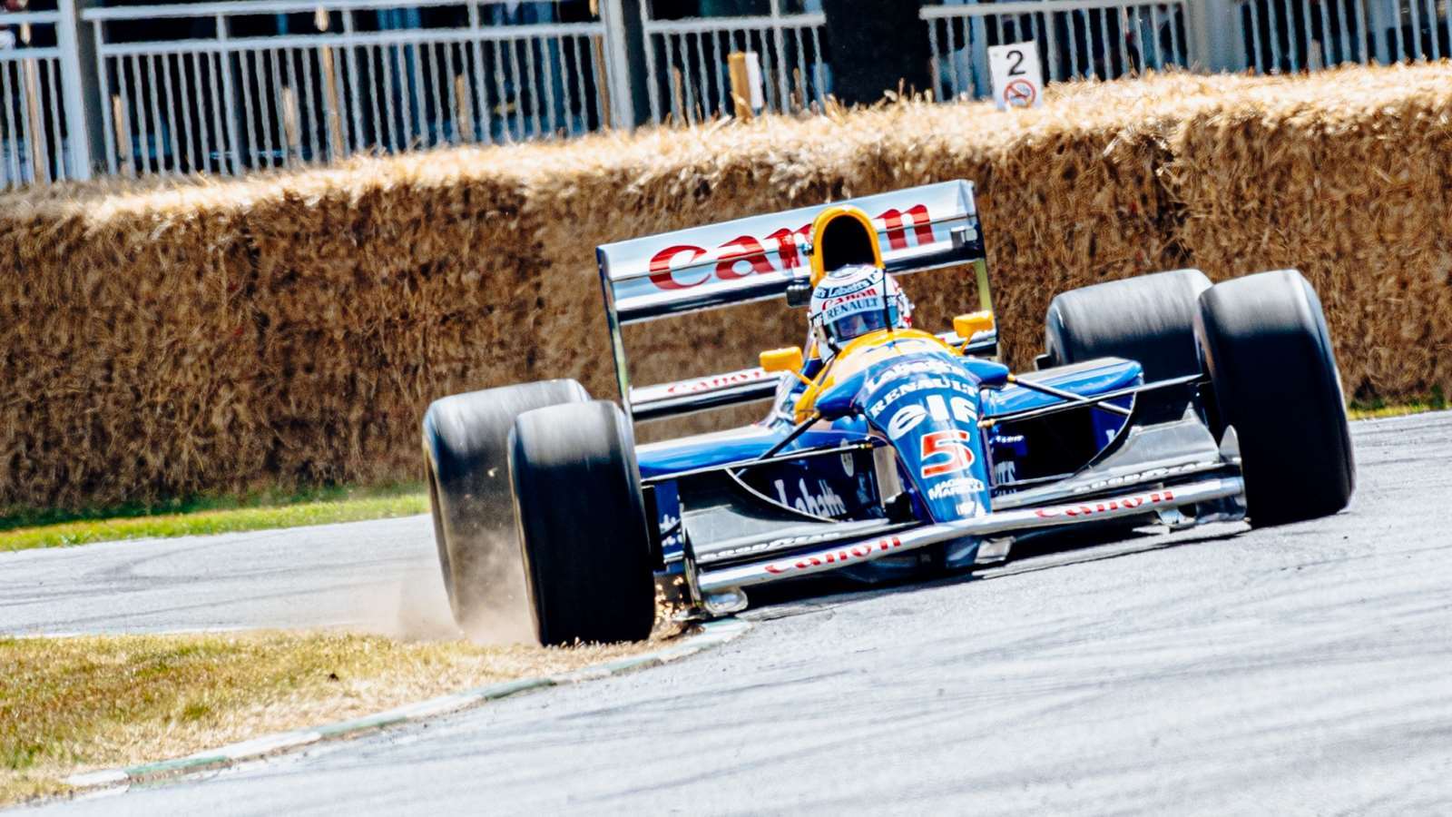 Sebastian Vettel kör klassiska Formel 1-bilar med hållbara bränslen på ...