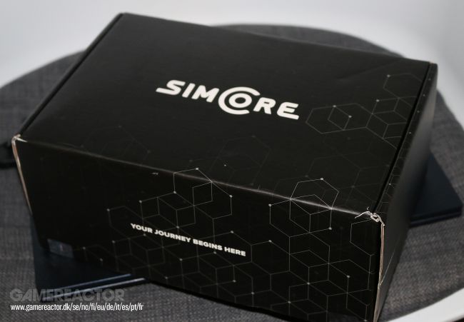 Bildbevis på när vi packar upp Simcore DS5 simdash - - Gamereactor