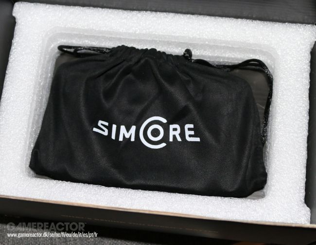 Bildbevis på när vi packar upp Simcore DS5 simdash - - Gamereactor