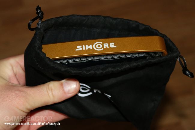 Bildbevis på när vi packar upp Simcore DS5 simdash - - Gamereactor