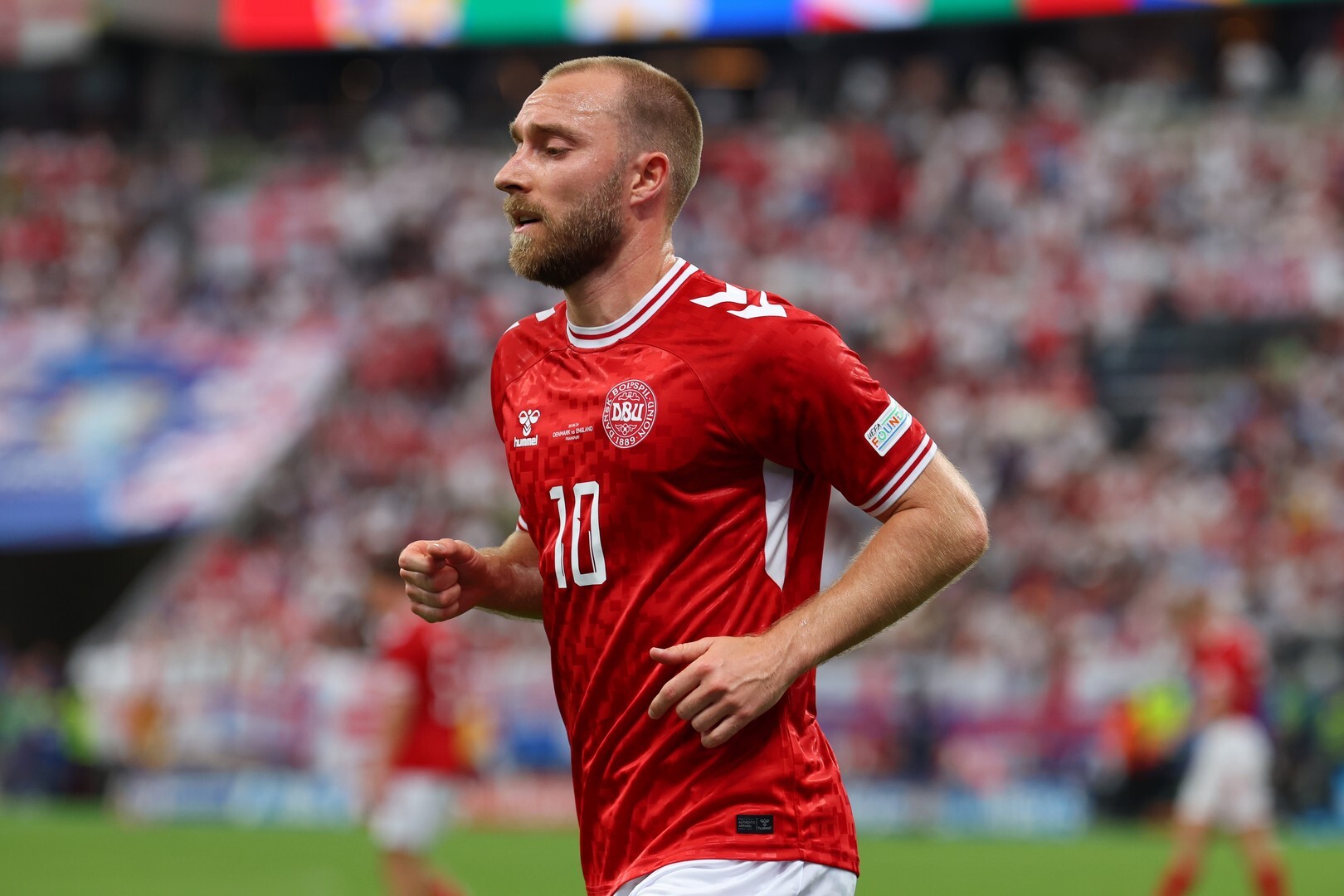 Christian Eriksen är vid medvetande och "mår bra" efter att ha ...
