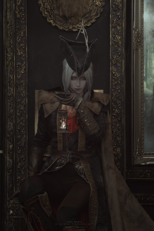 Kika in denna ruskigt läckra Lady Maria-cosplay - Bloodborne - Gamereactor